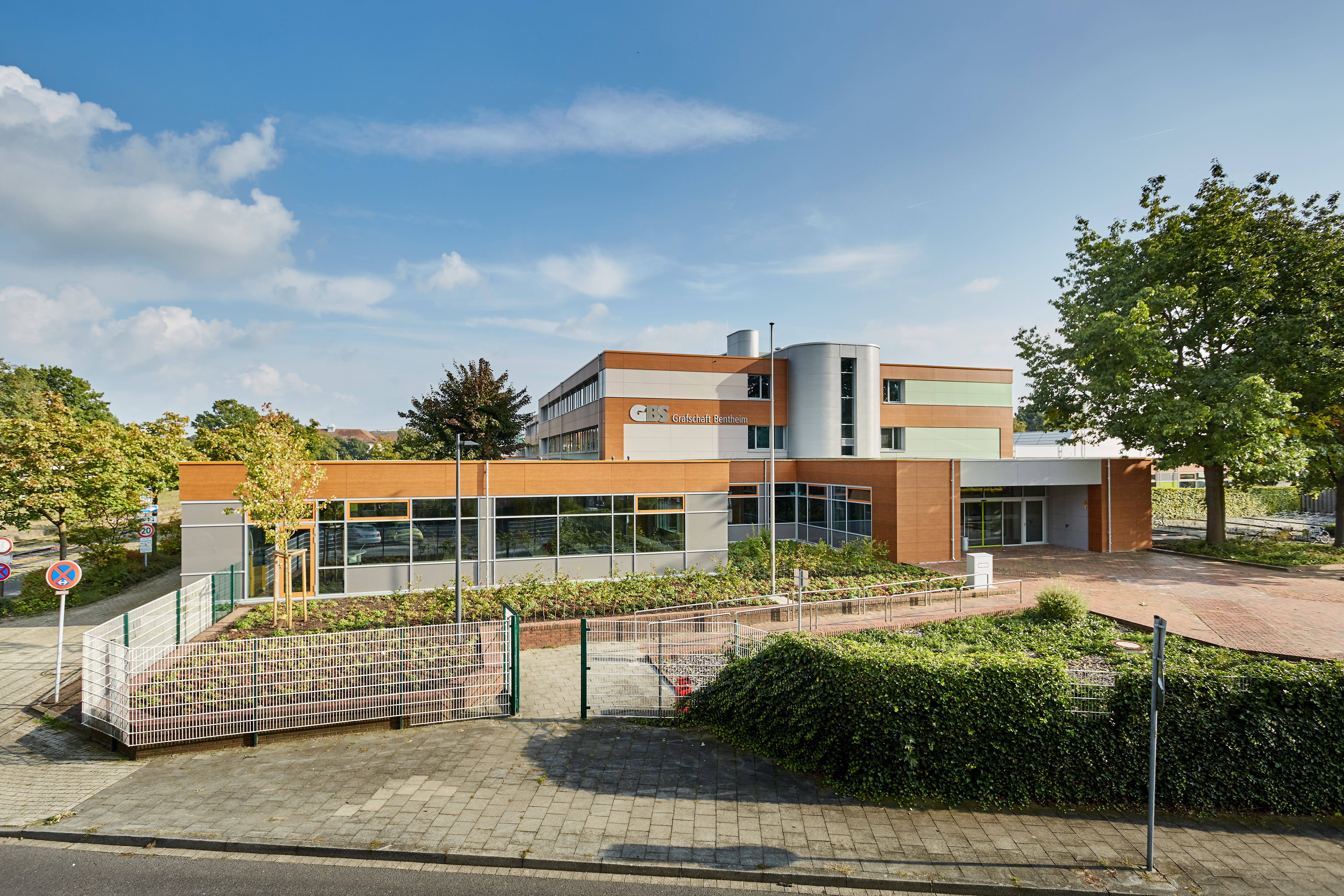 Niedersächsische Schule erhält zeitgemäßes Fassadenlifting - FVHF.de